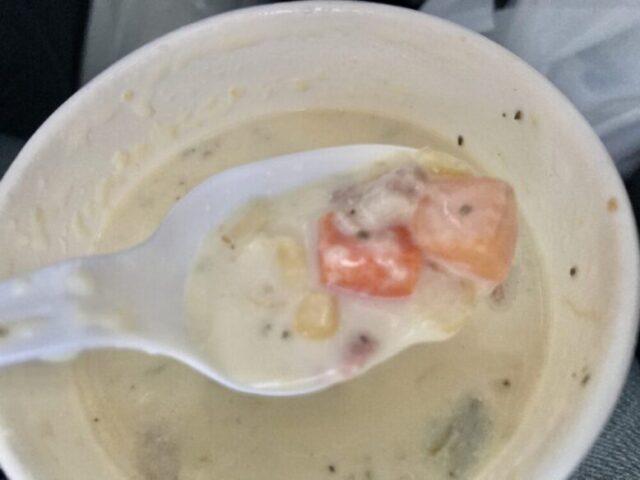 コストコフードコート新作のコーンチャウダー！クリーミーな味わいで具材がいっぱい