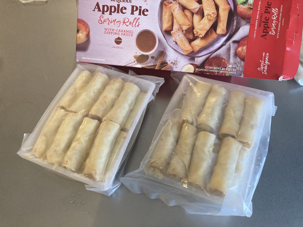 コストコ新商品のキャラメルソース付きアップルパイスプリングロールが神スイーツ！