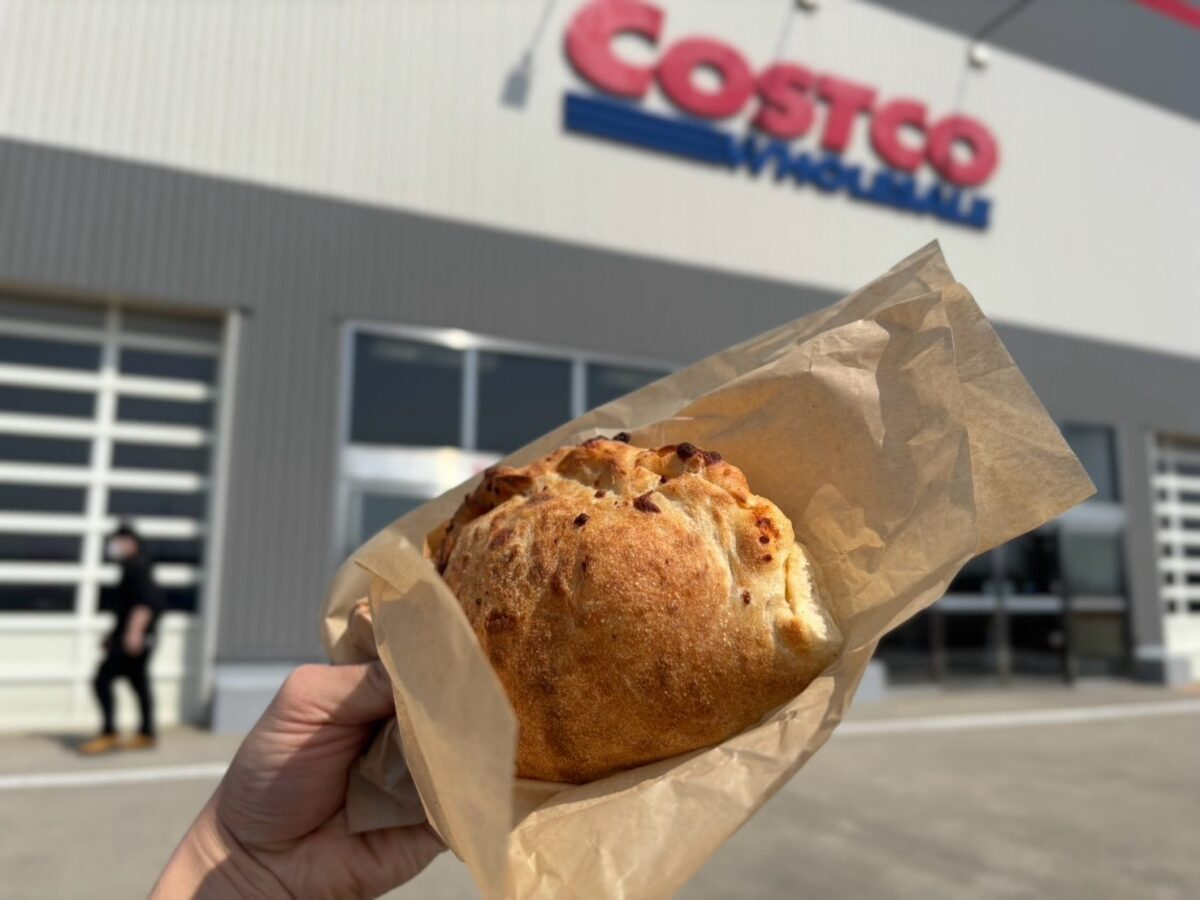 コストコフードコートに注目の新作メニュー「カルツォーネ」登場！数店舗限定