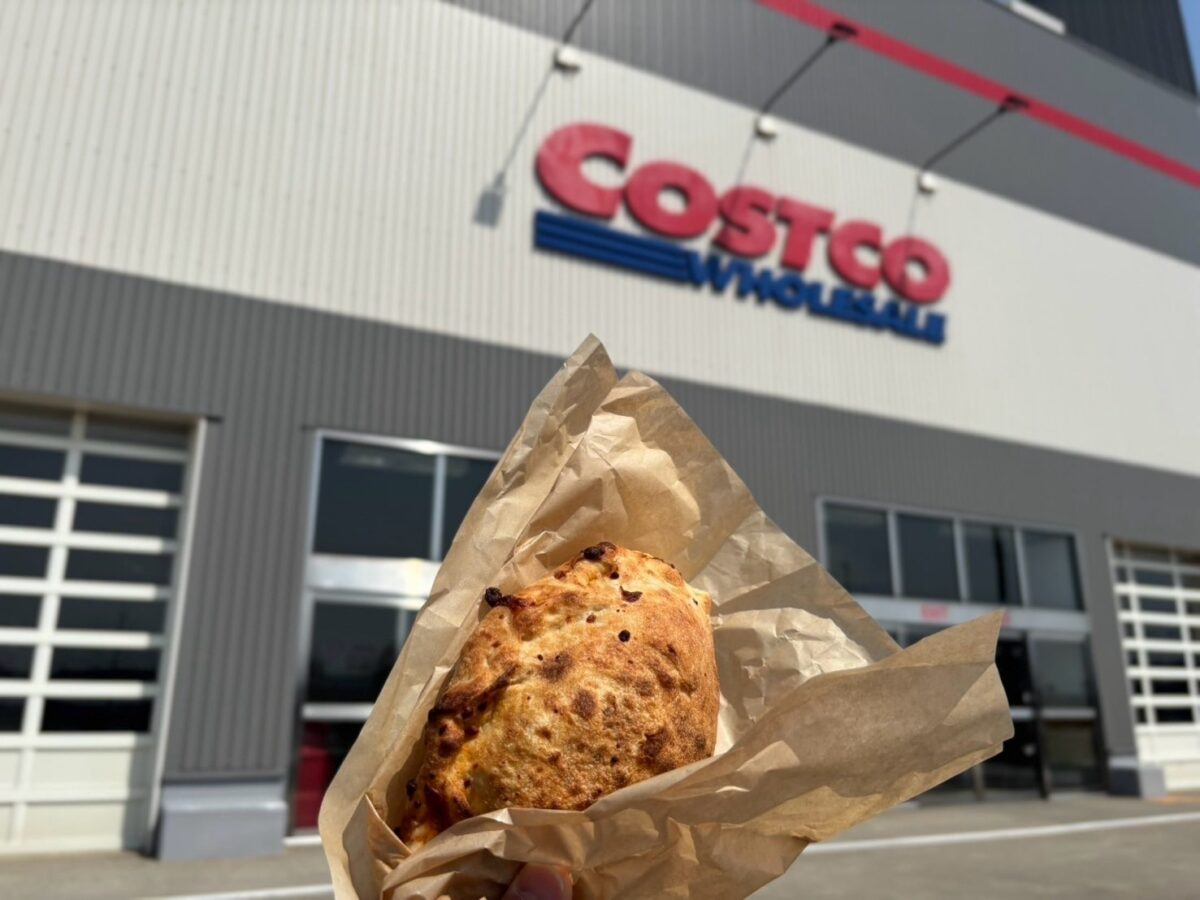 コストコフードコートに注目の新作メニュー「カルツォーネ」登場！数店舗限定