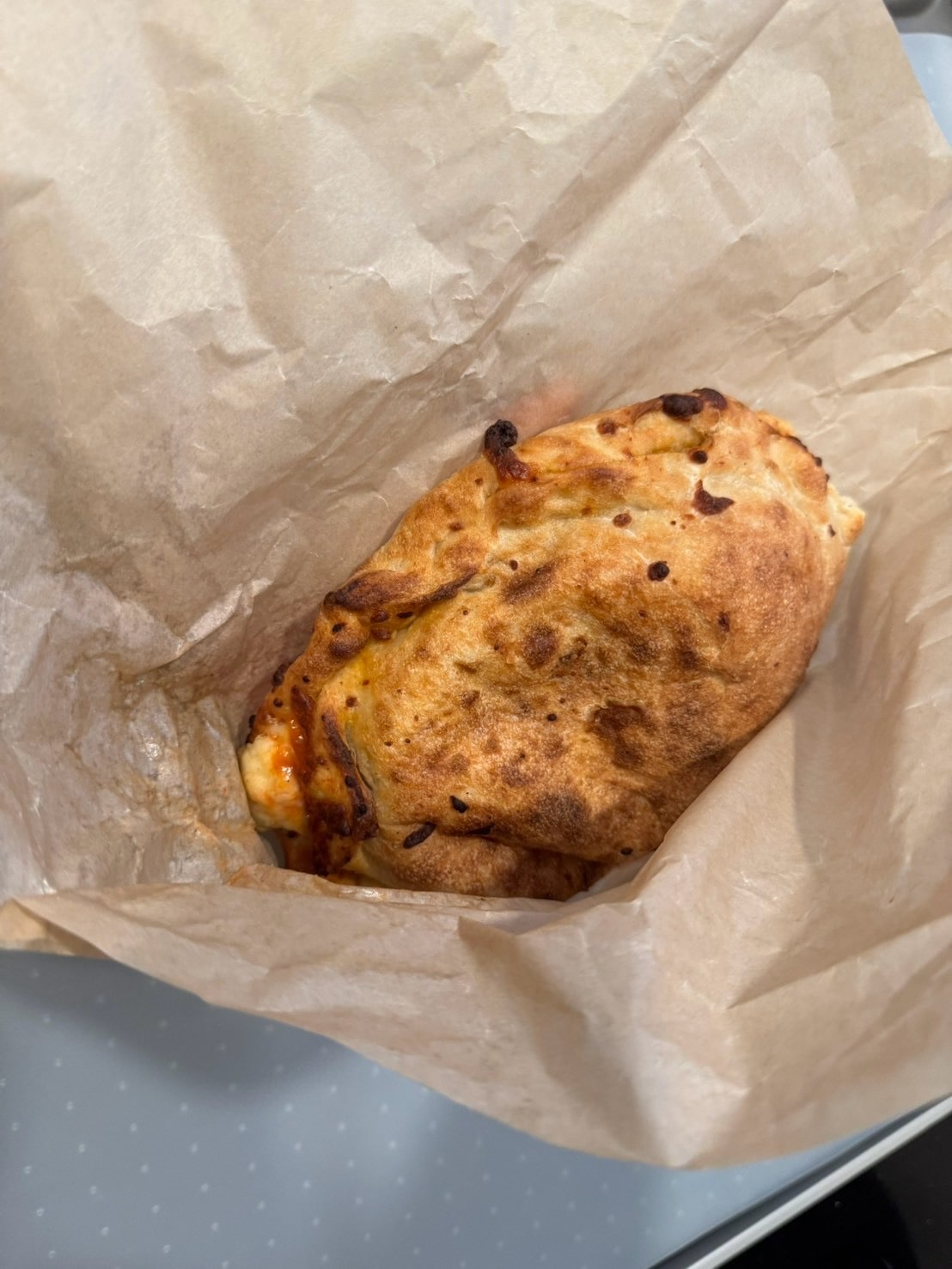 コストコフードコートに注目の新作メニュー「カルツォーネ」登場！数店舗限定