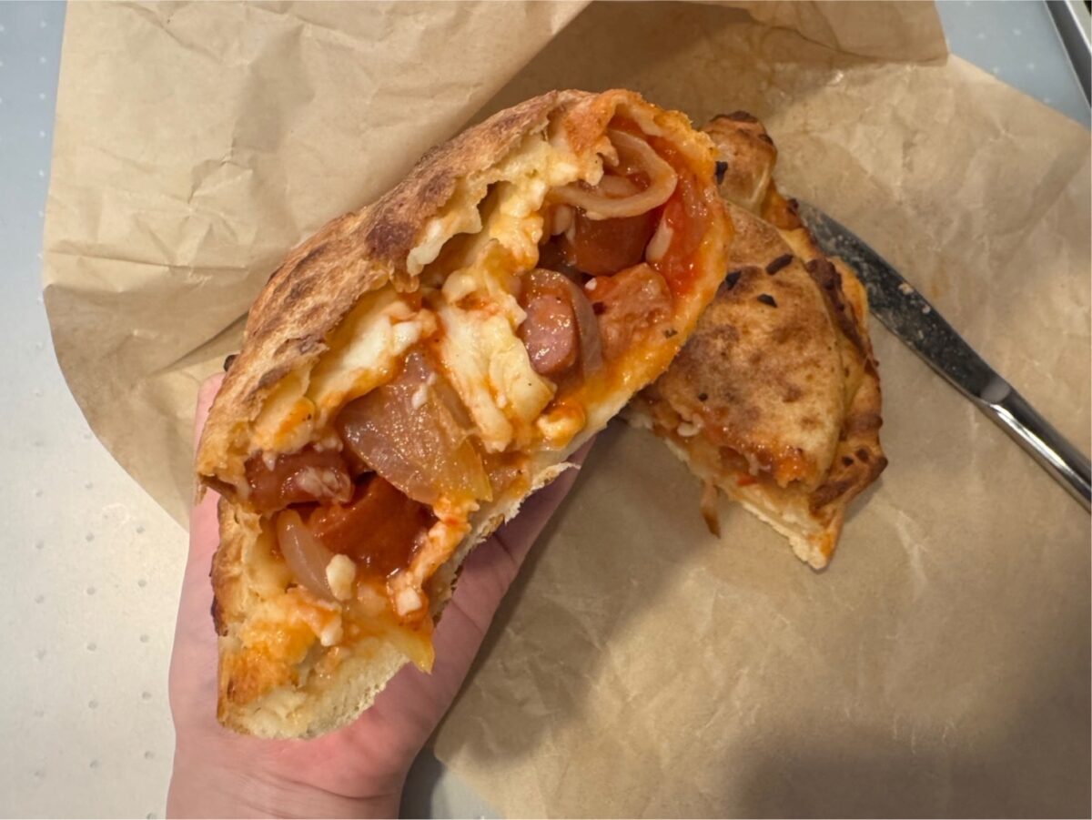 コストコフードコートに注目の新作メニュー「カルツォーネ」登場！数店舗限定