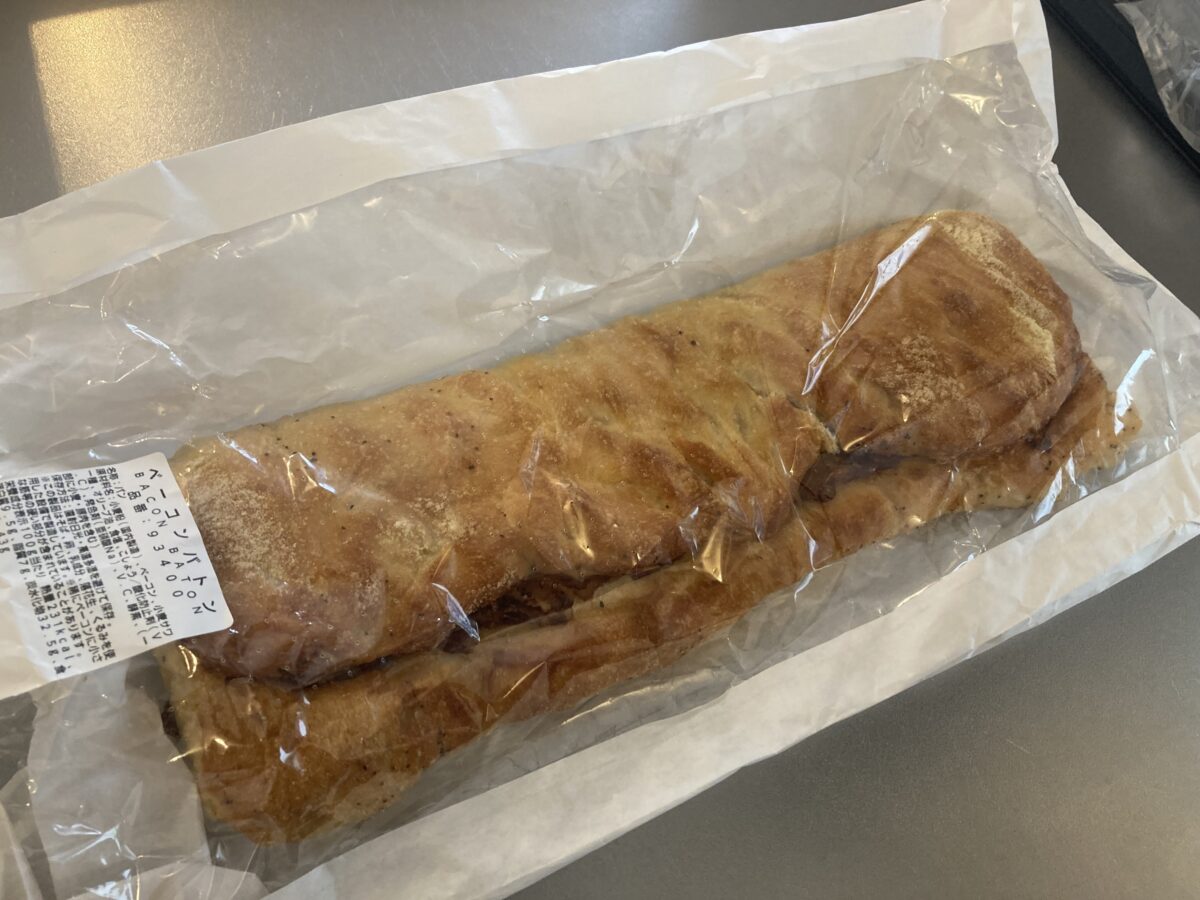 デカすぎる！？コストコに直径約40cm巨大な新作パン「ベーコンバトン」新登場！