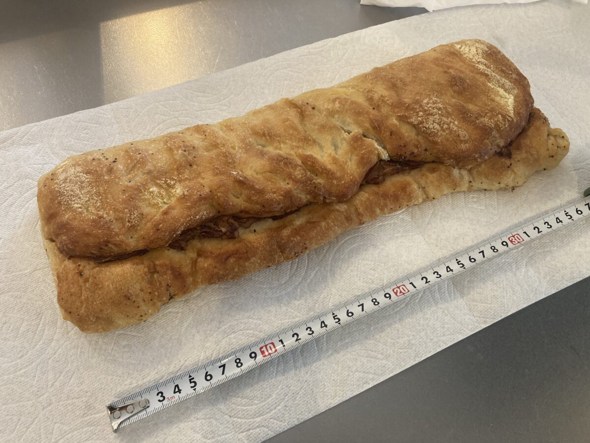 デカすぎる！？コストコに直径約40cm巨大な新作パン「ベーコンバトン」新登場！