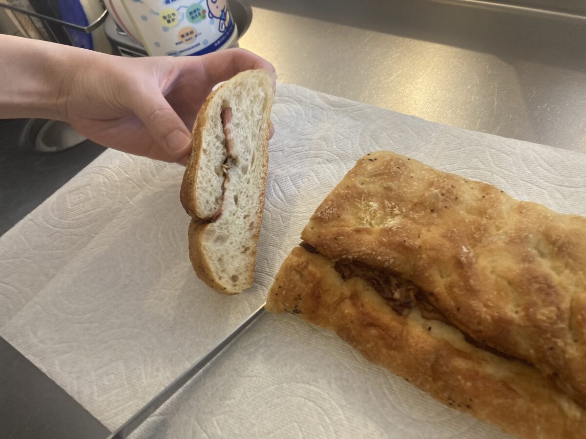 デカすぎる！？コストコに直径約40cm巨大な新作パン「ベーコンバトン」新登場！