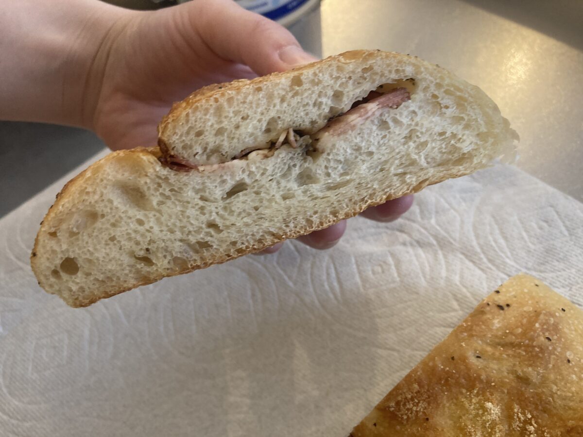 デカすぎる！？コストコに直径約40cm巨大な新作パン「ベーコンバトン」新登場！