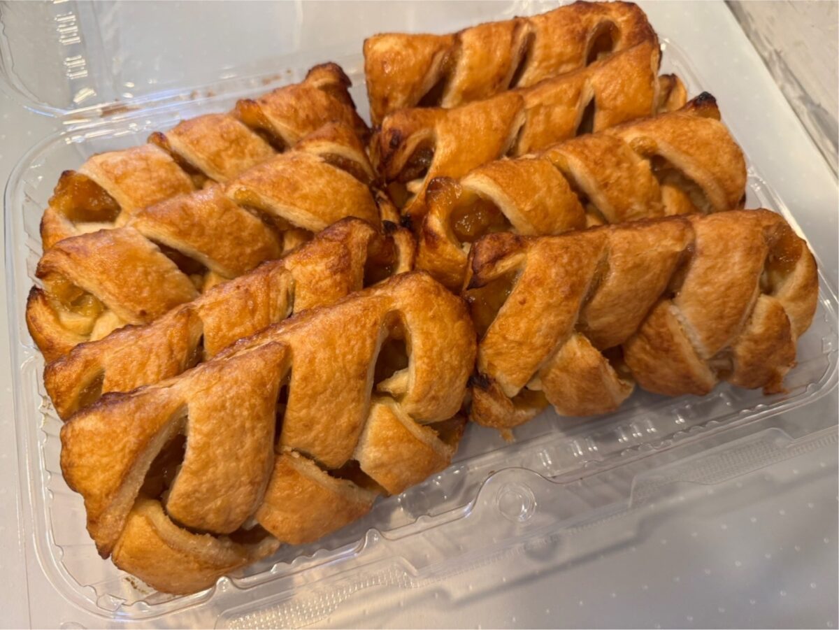 コストコベーカリー新作のアップルシュトルーデル！サクサク食感のりんごのパイ