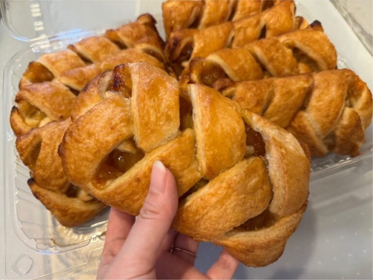 コストコベーカリー新作のアップルシュトルーデル！サクサク食感のりんごのパイ