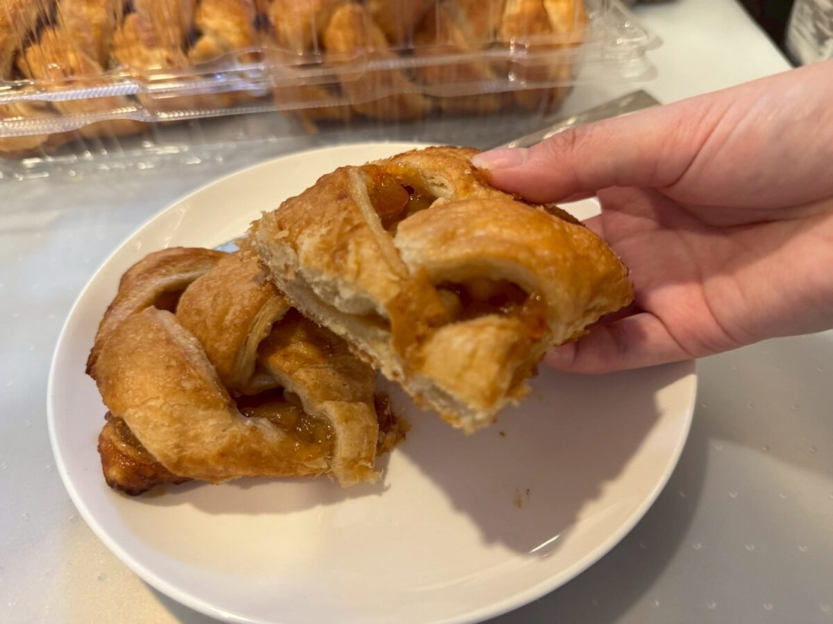 コストコベーカリー新作のアップルシュトルーデル！サクサク食感のりんごのパイ