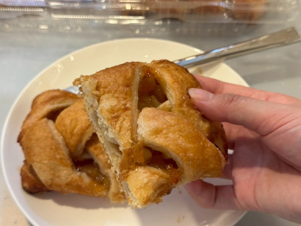 コストコベーカリー新作のアップルシュトルーデル！サクサク食感のりんごのパイ
