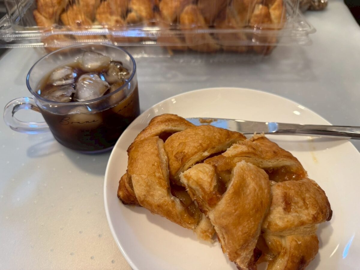 コストコベーカリー新作のアップルシュトルーデル！サクサク食感のりんごのパイ